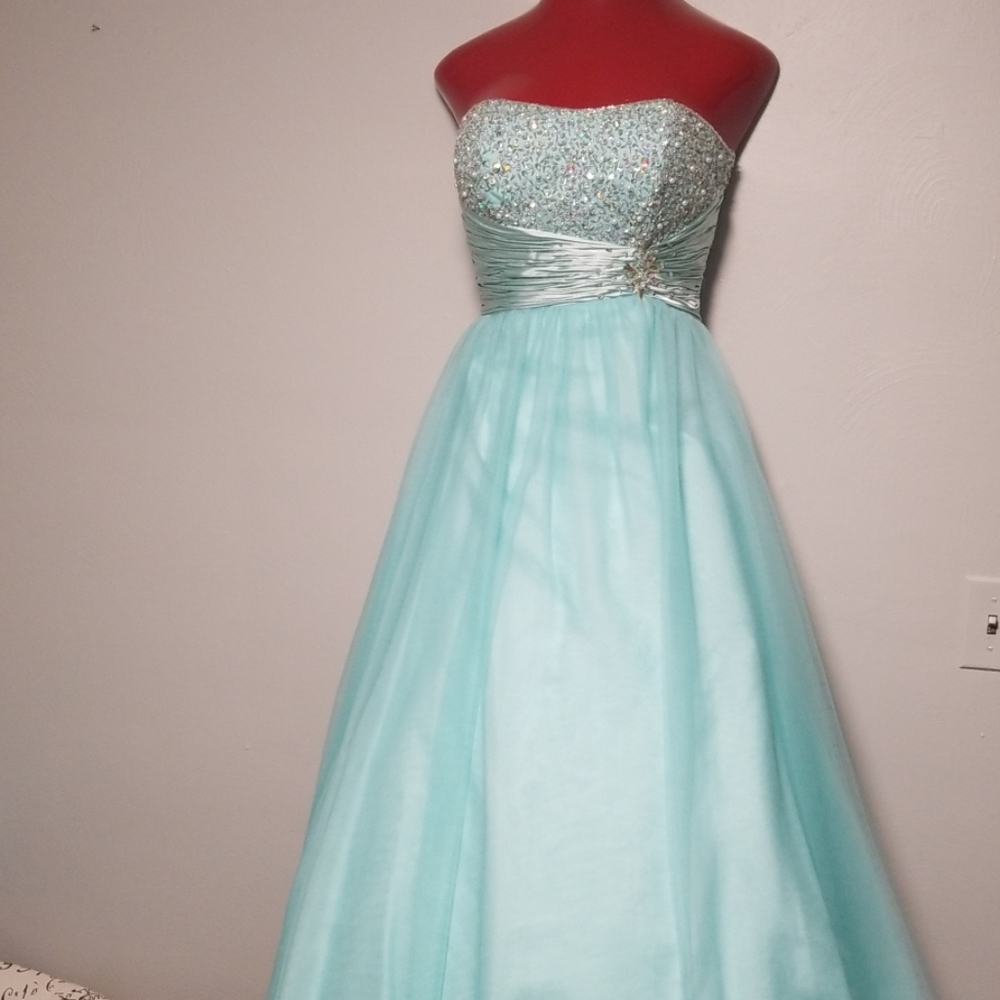 Beautiful Aqua Blue Prom/ Formal Dress. - Gem